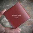 小さい薄い財布 Hitoe® Fold - Liscio - | 色艶深まるスムースレザー | SYRINX